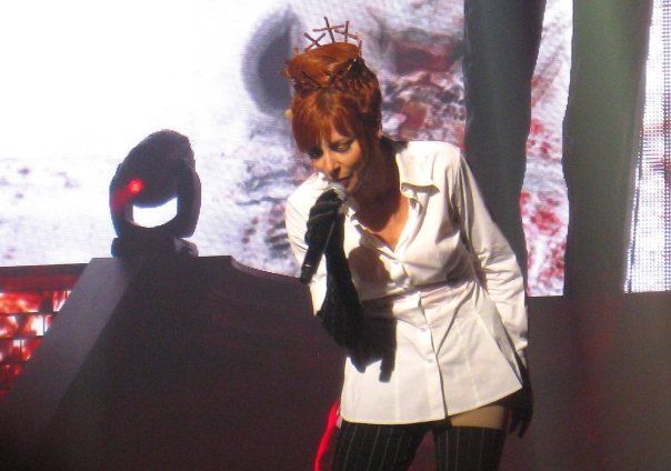 Duo Mylène Farmer - Line Renaud C'EST PAS L'HEURE Duo Mylène Farmer - Line Renaud C'EST PAS L'HEURE